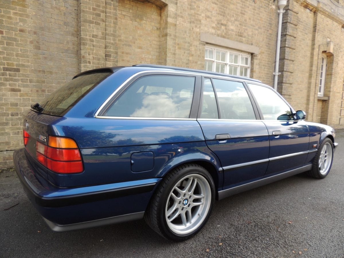 BMW M5 Touring 1994 года в великолепном цвете Avus Blue выставлен на ...