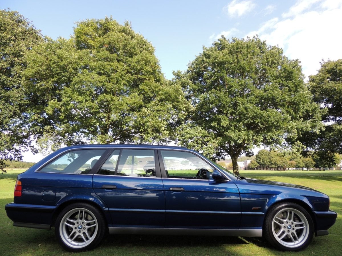 BMW M5 Touring 1994 года в великолепном цвете Avus Blue выставлен на ...