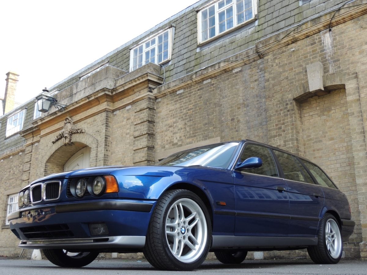 BMW M5 Touring 1994 года в великолепном цвете Avus Blue выставлен на ...