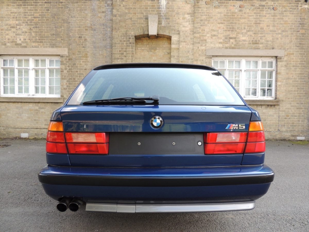 BMW M5 Touring 1994 года в великолепном цвете Avus Blue выставлен на ...